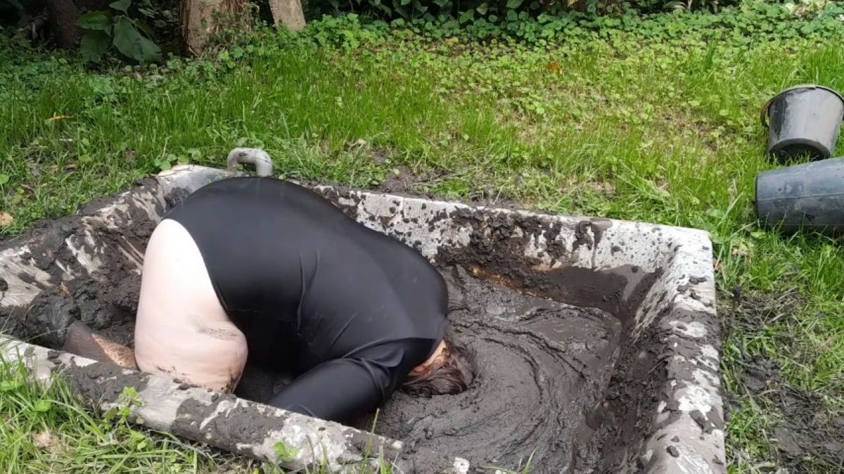 Darkabyss445 - Mud, water and hairwashing fiasco - ManyVids